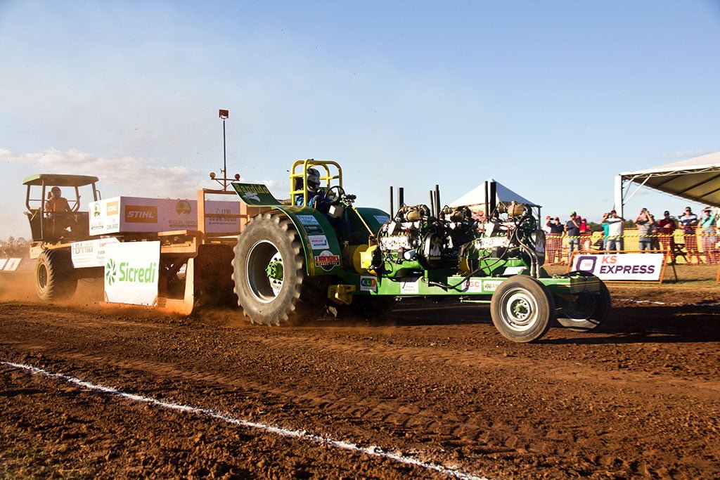Trekker Trek: Muita adrenalina na prova de tratores turbinados de ...