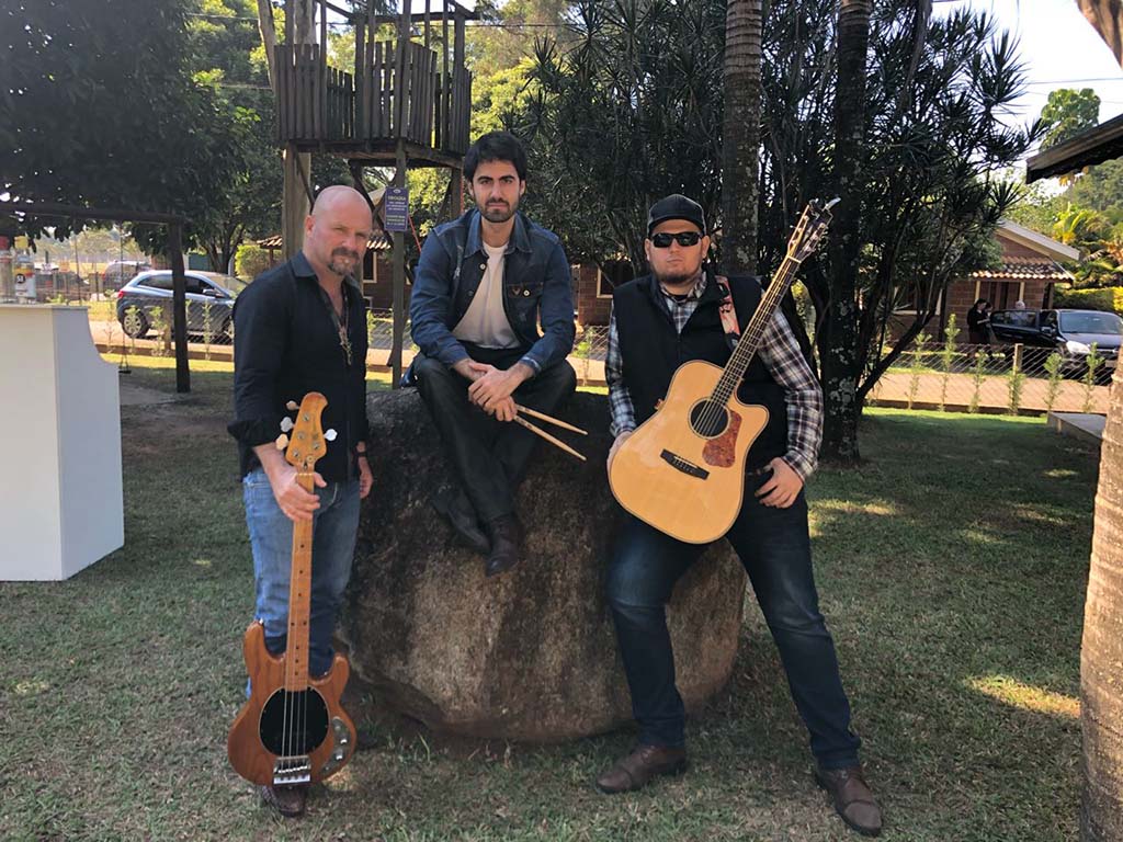 Banda Keep on Rock traz country, rock e folk a Holambra