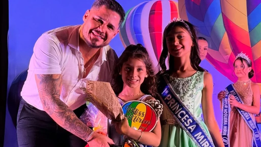Artur Nogueira coroa Vitória Eduarda como Miss Mirim 2025